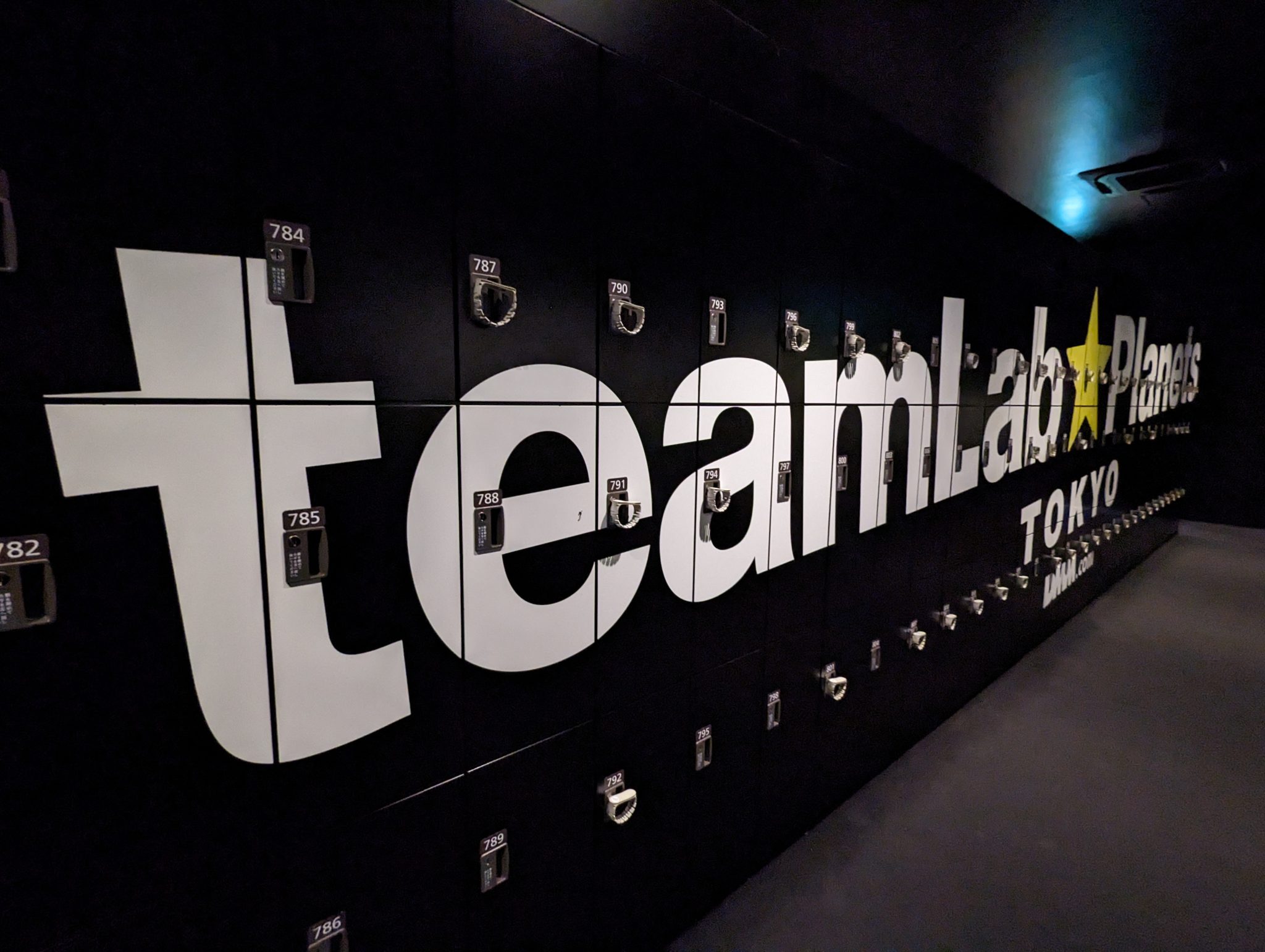 TeamLab Planets - Travelling Minions